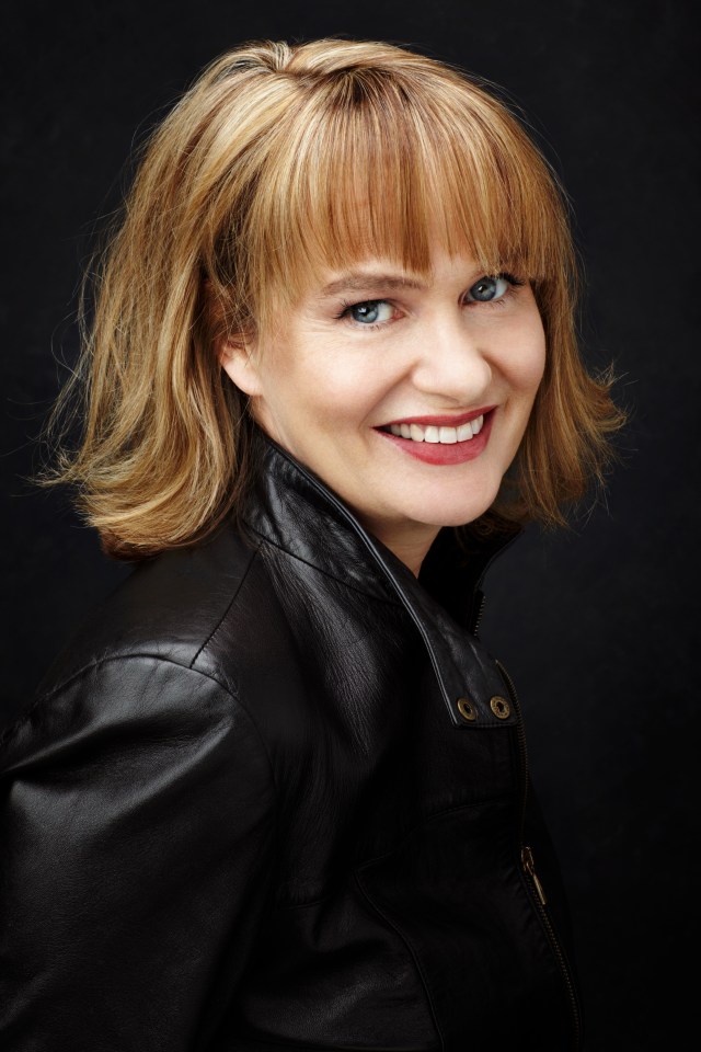 INTERVIEW WITH ANNE DUDLEY | ARTSMANIA